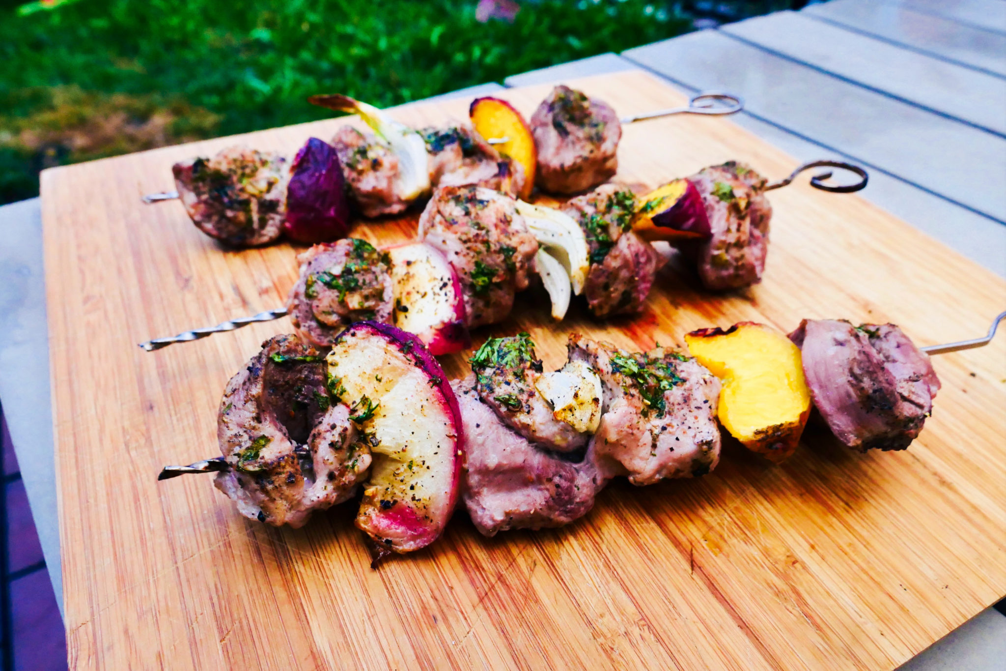 Varkensbrochette met perzik op de BBQ - Porc qualité Ardenne