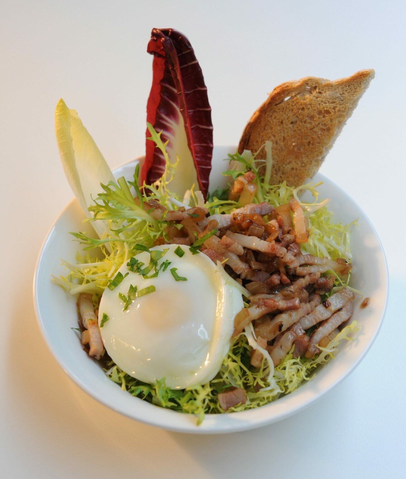 La Véritable Frisée Aux Lardons à Lœuf Poché Porc Qualité Ardenne